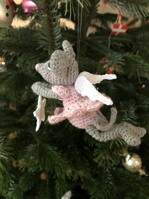 DEN LILLE TRINE-MUS-ENGEL designet af Lene Søholm