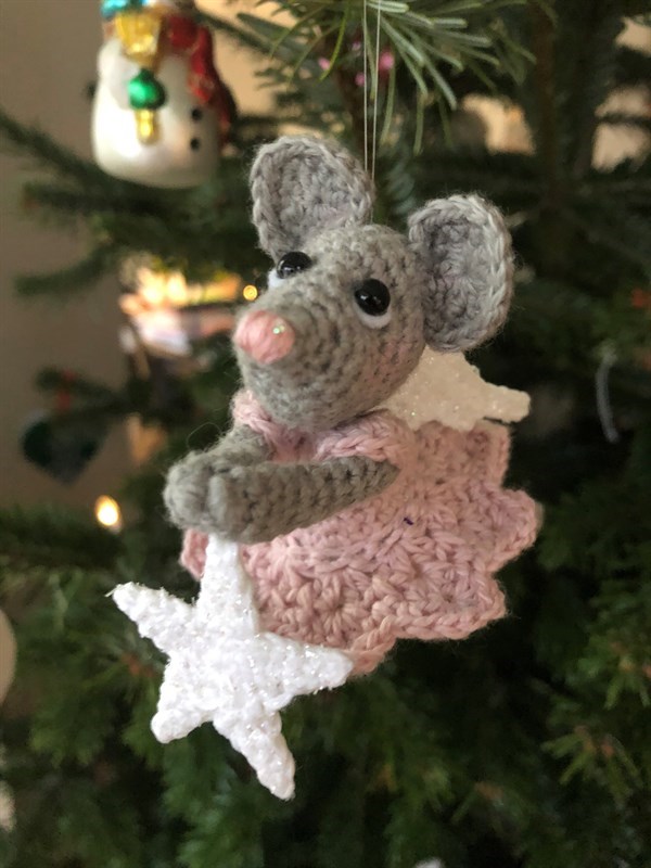 DEN LILLE TRINE-MUS-ENGEL designet af Lene Søholm