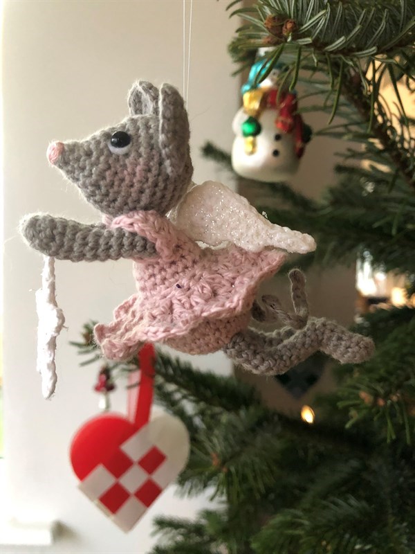 DEN LILLE TRINE-MUS-ENGEL designet af Lene Søholm